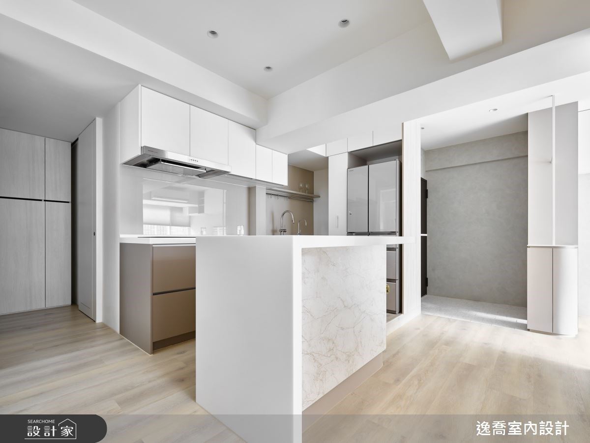 中島是我家的生活重心，29年老屋蛻變為19坪的白色系現代風小宅－設計家 Searchome